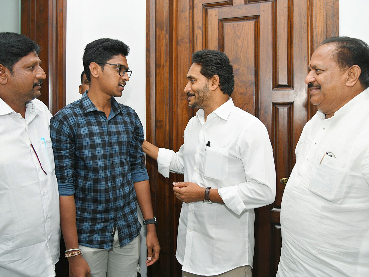 జననేత వైఎస్‌ జగన్‌కు అభిమాన వెల్లువ.. (ఫొటోలు) | YS Jagan Meet YCP Activists And Leaders In ...